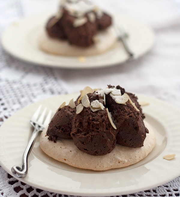 Mini Pavlovas with Chocolate Mousse – Palachinka